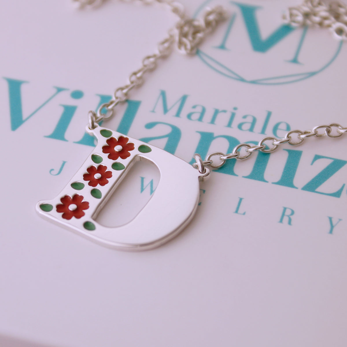 Collar con inicial personalizada – Mariale Villamizar